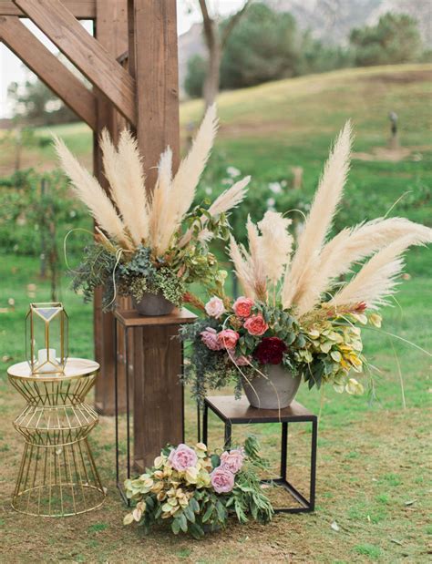 21 Unique Ways To Include Pampas Grass In Your Wedding Decor Green