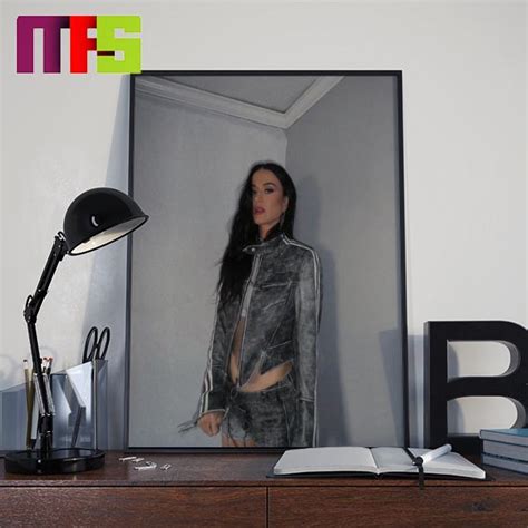 Poster Katy Perry Shows Off Her Style In Booty Shorts Home Decor Poster