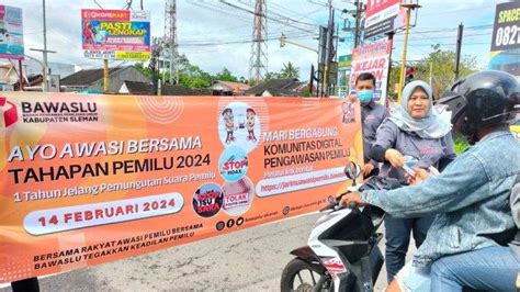 Satu Tahun Jelang Pemilu Bawaslu Sleman Bagikan Ribuan Stiker Di Jalan Tribunjogja