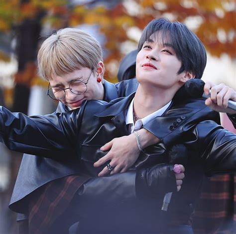 လက်တွဲတာပဲ ဘာထူးဆန်းလဲဆို ဘာမှတော့မထူးဆန်းပါဘူး။ ဒါပေမယ့် အဲဒီလို လက