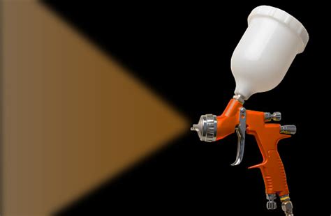 나무 바닥에 페인트 스프레이 산업 회화 및 코팅에 사용되는 산업 크기 스프레이 건을 들고 화가의 팔 손의 이미지 배경 클리핑 파트에 절연 갈색에 대한 스톡 사진 및 기타