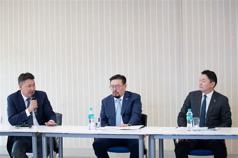 ФОТО Төсвийн тухай хуульд нэмэлт өөрчлөлт оруулах тухай хуулийг Сангийн яаманд хүлээлгэн өгөв