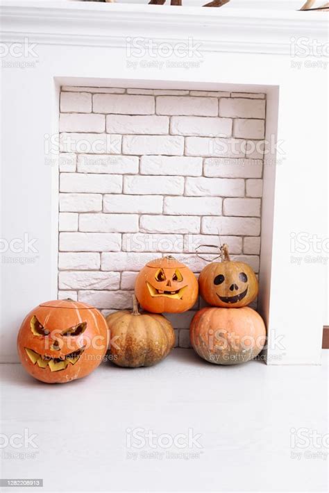장식 된 집에 벽난로에 조각 할로윈 호박 등불 호박이 있는 계절별 거실 인테리어 0명에 대한 스톡 사진 및 기타 이미지 0명 10월 12월 Istock