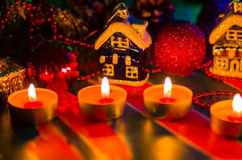 메리 Cristmas입니다 장난감 집 고 촛불입니다 배경 흐리게에 크리스마스 훈장 축제 저녁입니다 가문비나무 가지 고 Bokeh