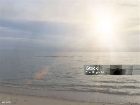 해변 자연 배경 흐림 따뜻한 색상과 밝은 태양 빛 여름 배경 세계 바다의 날입니다 건강관리와 의술에 대한 스톡 사진 및 기타