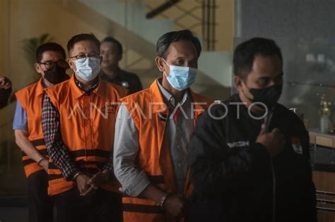KPK Tahan Tersangka Korupsi Pengadaan Lahan PTPN ANTARA Foto