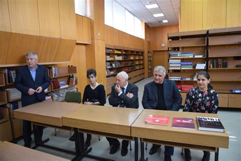 УНСС ИВОБ дари книги на университетската библиотека