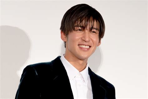 （写真）大泉洋、厚底靴で登場 目黒蓮「見たことないです、そんな厚いやつ」とツッコミ 映画 ニュース ｜クランクイン！