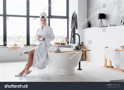 344884 Imágenes De Women In Bathroom Imágenes Fotos Y Vectores De