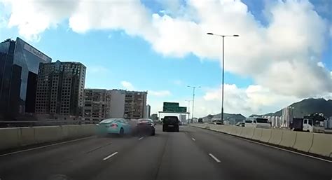觀塘繞道兩tesla互撼 切線車撞至離地打白鴿轉險墮橋 星島日報