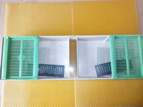 Купить Кормушка для пчел потолочная 2,2 л со стеклом и плотиками, цена ...