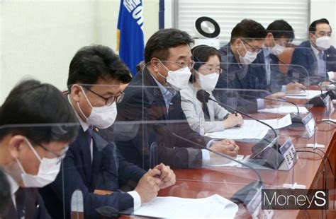 머니s포토 코로나19 손실보상법 논의 시작한 당정청 머니s