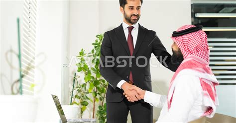 التعاون في إنجاز الأعمال، رجل عربي خليجي سعودي يرتدي الثوب والشماغ