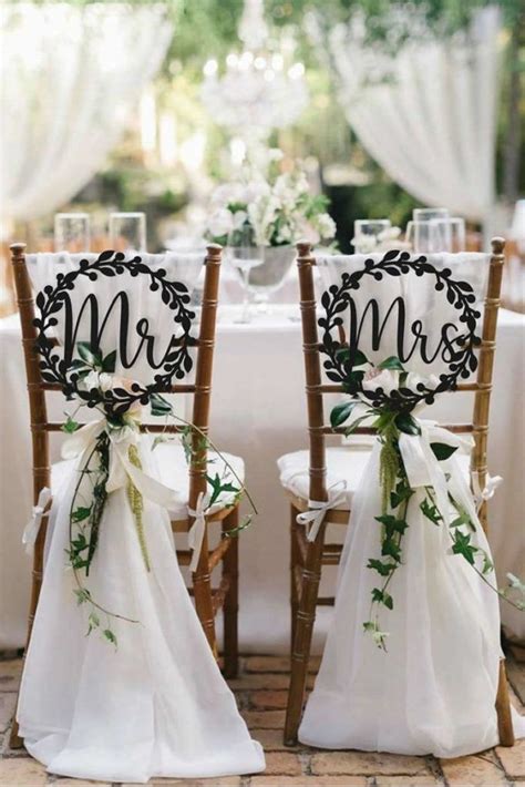 Ideas para decorar las sillas de los novios en la recepción de bodas