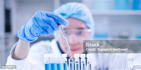 전문 과학자 화학자 기술자 분석 연구 실험 바이러스 파란색 액체 피펫 유리 시험관 장비 병원 실험실 여성 의사 흰색 실험실 코트 의료 연구 개발 30 34세에 대한 스톡