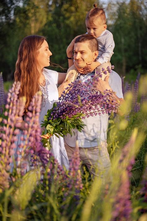 Семейная фотосессия в люпинах Фотосессия Семейные фотосессии Люпины