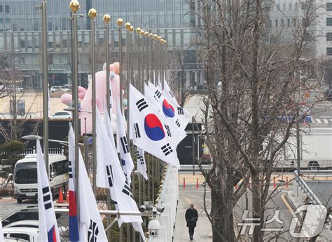 정부서울청사 제주항공 여객기 참사 애도 조기 게양 뉴스1