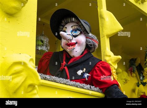 Das Alte Tante Kostüm Bei Der Basel Fasnacht Parade In Der Schweiz