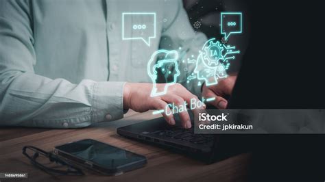 Ai 인공 지능과의 챗봇 채팅 인공지능 챗봇을 활용한 스마트 Ai 또는 인공지능과 대화하는 성인 남성 미래형 기술 혁신 가상현실에 대한 스톡 사진 및 기타 이미지 Istock