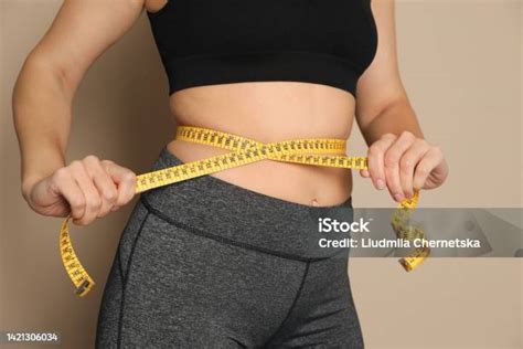 베이지 색 배경에 테이프로 허리를 측정하는 여성 클로즈업 가냘픈에 대한 스톡 사진 및 기타 이미지 가냘픈 건강한 생활방식