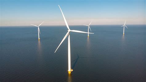거대한 풍차 터빈 바다 Westermeerwind 공원에있는 근해 풍차 농장 아름다운 밝은 날에 바다에서 고립 된 풍차 네덜란드