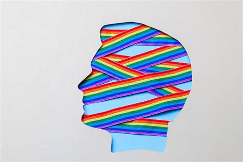 Lgbt 자부심의 남성 머리와 무지개 리본의 실루엣 게이 에 이 머리 내부 기에 대한 스톡 사진 및 기타 이미지 기 낮
