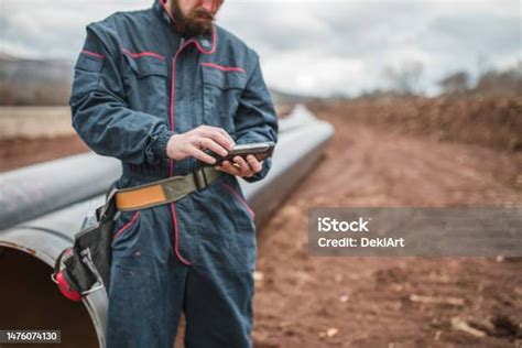 휴대 전화를 사용하는 가스 파이프 라인 작업자의 손 클로즈업 가솔린에 대한 스톡 사진 및 기타 이미지 가솔린 강철 건설