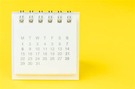 달과 연도 일정 계획 미리 알림 또는 특별 이벤트 날짜 개념을 넣어 복사 공간이 있는 단단한 노란색 배경에 흰색 깨끗한 바탕