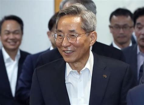 윤종규 Kb금융 회장 4연임 도전 않고 용퇴
