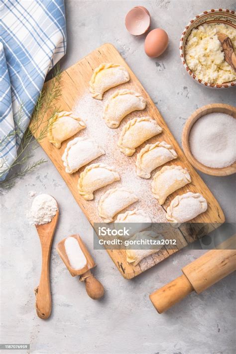 생 만두 피에로기 또는 피로히 바레니키 바레니키 바레니키 코티지 치즈와 함께 선상에서 제공됩니다 국가 러시아 요리 천연 유기농