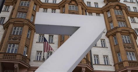 모스크바 美 대사관 앞에 걸린 거대한 ‘z 글자