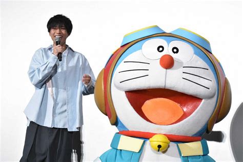 「映画ドラえもん のび太と空の理想郷」公開記念舞台あいさつに出席したking＆princeの永瀬廉とドラえもん（撮影・糸賀日向子