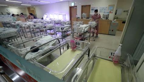 韩国出生人口和结婚人数创下历史新低，2030年女性人口将多于男性财经头条