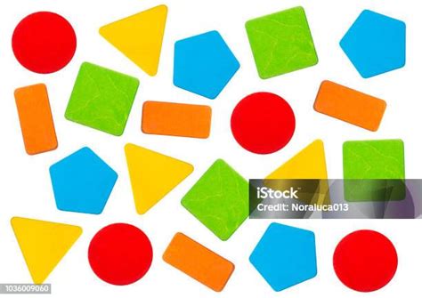 기하학적 인 모양에 화려한 나무로 되는 장난감 블록입니다 화려한 텍스처입니다 주황색 사각형 녹색 광장 빨간색 노란색 삼각형 원과