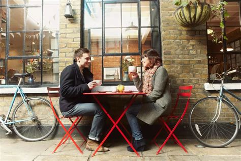 Expert Warns People Of Pocketing Dating Trend Which You Should Avoid