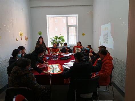 汽开区广兴街道自兴社区开展“喜迎三八节•巧手系丝巾”主题活动