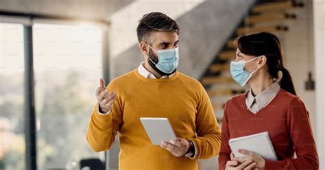 비즈니스 동료들이 마스크를 쓰고 사무실에서 일하면서 이야기합니다 사진 Unsplash의 세르비아 이미지