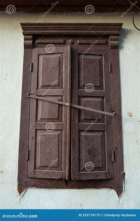 Janela Antiga Fechada Obturadores De Madeira Imagem De Stock