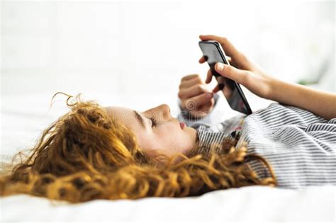 Una Joven Pelirroja En Su Cama Foto De Archivo Imagen De Charla Belleza