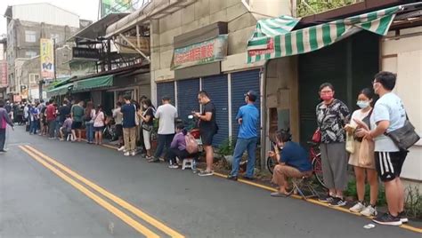 彰化蛋黃酥店開賣 民眾凌晨12點排隊搶頭香