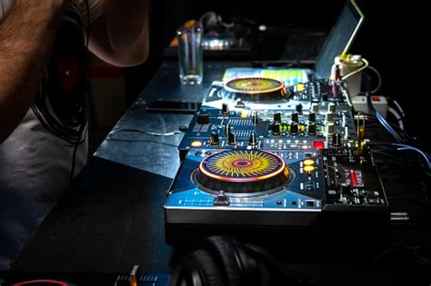 Dj 음악 콘솔 노트북 및 헤드폰 Dj 손 Brand Name Video Game에 대한 스톡 사진 및 기타 이미지