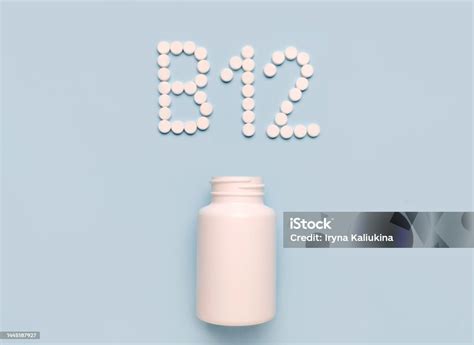 비타민 B12 코발라민 파란색 배경에 정제 및 약물 병의 아이콘 비타민과 미네랄의 결합 알약에 대한 스톡 사진 및 기타 이미지
