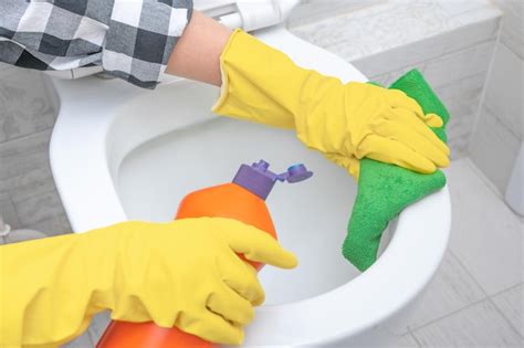 Cerrar La Mano Con Detergente Limpiando La Taza Del Inodoro En El Baño