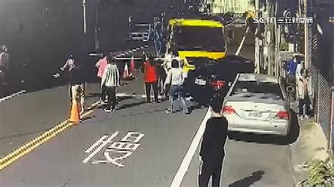 撞擊瞬間曝光！高雄女騎士疑闖紅燈 路口遭自小客撞飛 社會 三立新聞網 Setncom