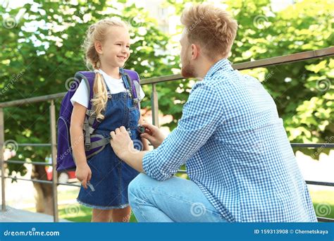 O Jovem Pai E O Seu Filho A Caminho Da Escola Foto De Stock Imagem De Puericultura Exterior