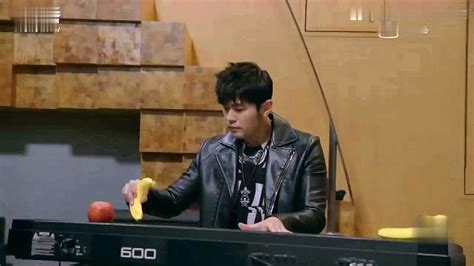 周杰伦用水果弹钢琴后，与谢霆锋分享儿时练琴心酸娱乐明星娱乐好看视频