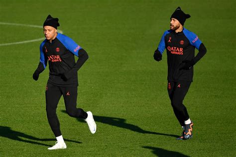 Kylian Mbappé En Neymar Bij Paris Saint Germain Klaar Voor Hervatting Lionel Messi Nog Op