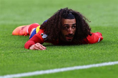 Cucurella cumple su promesa y se tiñe el pelo de rojo Foto 2 de 9