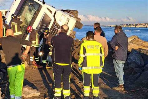 Ostia Camion Si Ribalta Sulla Scogliera FOTO