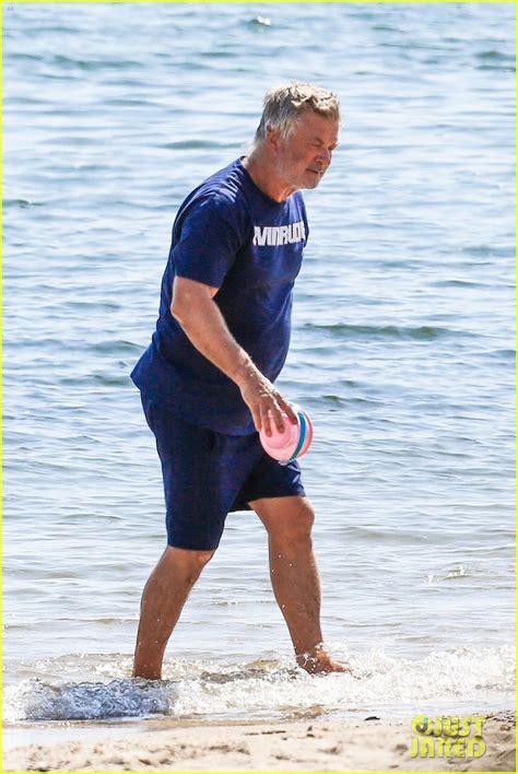 Photo Alec Baldwin Pregnant Wife Hilaria Baldwin Beach In Hamptons 39